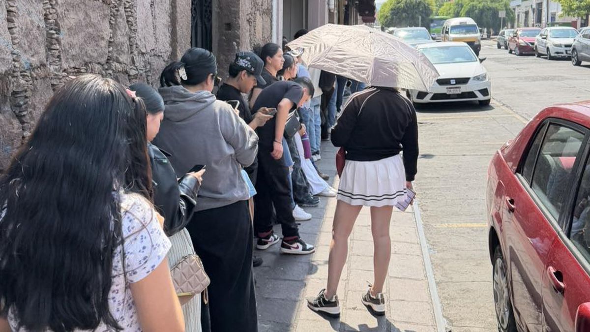 Chavos hacen fila desde temprano para boletos de Junior H en Morelia