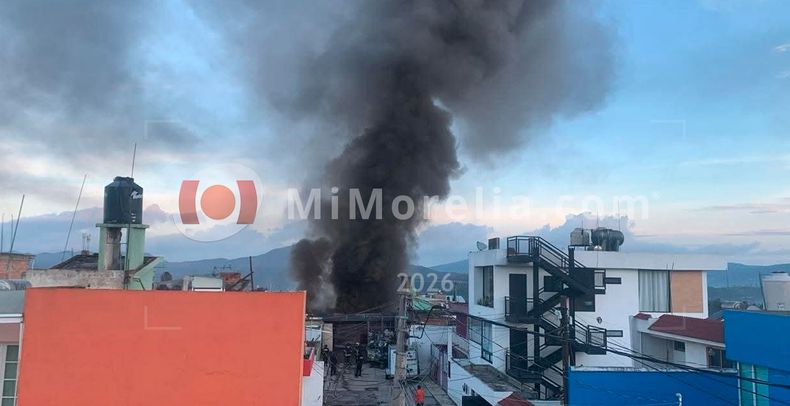 Arde bodega de reciclaje en la colonia México 68, Zitácuaro