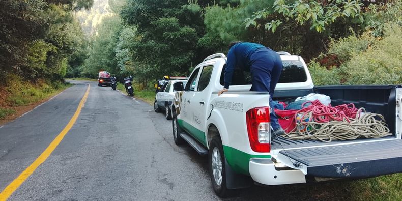 Rescatan a motociclista tras caer a desnivel en la carretera Morelia ...