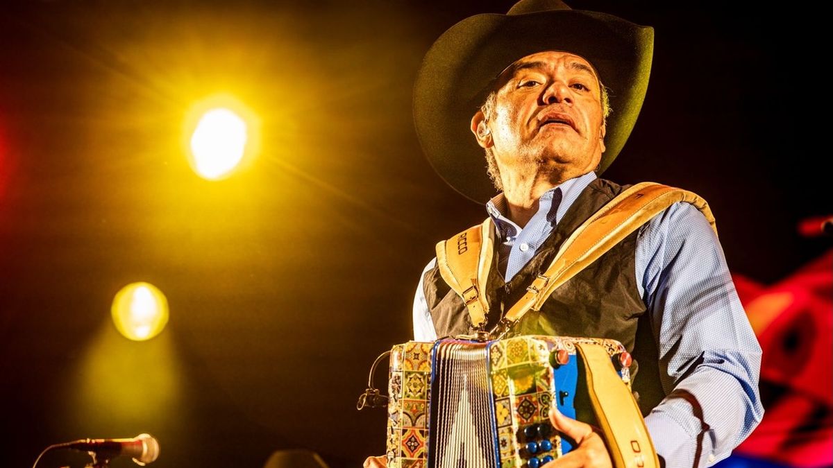 Ricky Muñoz sorprende en Tijuana al revelar colaboración con Grupo Frontera