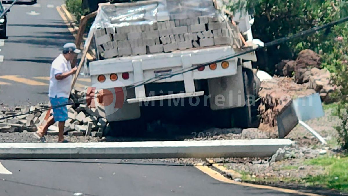 Camión cargado de material pierde el control y se impacta al salir del ...