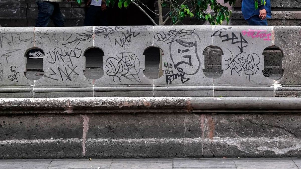 Continua rehabilitación de bancas en plazas y calles del Centro Histórico