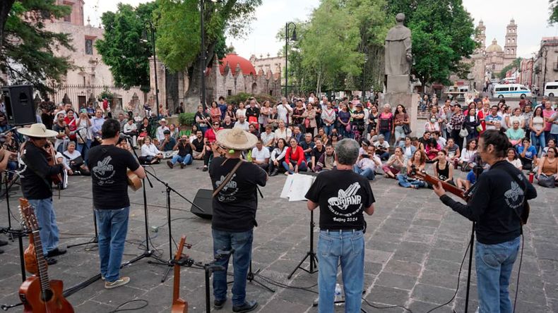 Bola Suriana llena de música y tradición la Plaza del Carmen